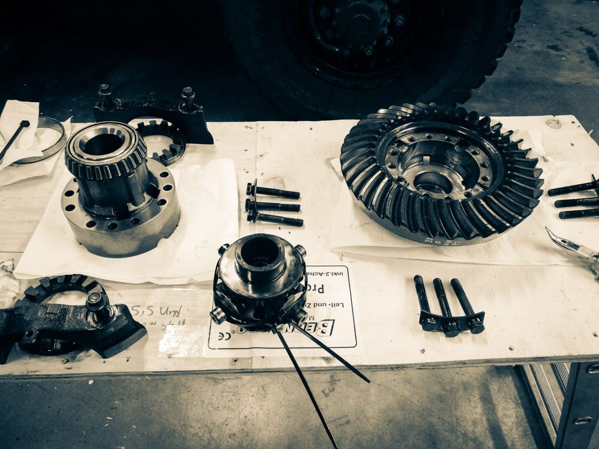 Installation of rear axle detroit locker – Christian Platzer